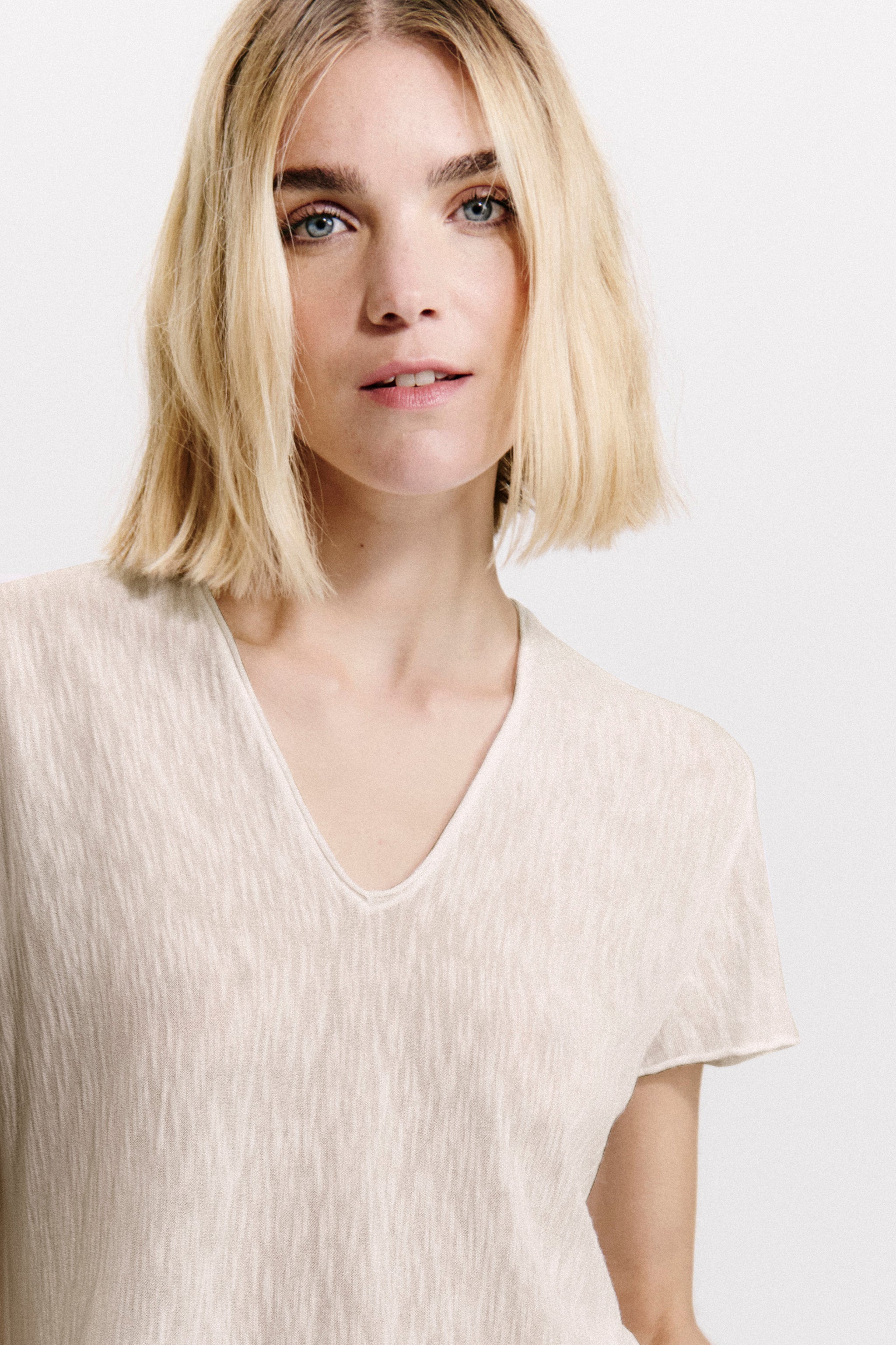 Slub cotton V neck knitted comfort fit t-shirt | 1014.CFDTRZ5402.21 – Transit